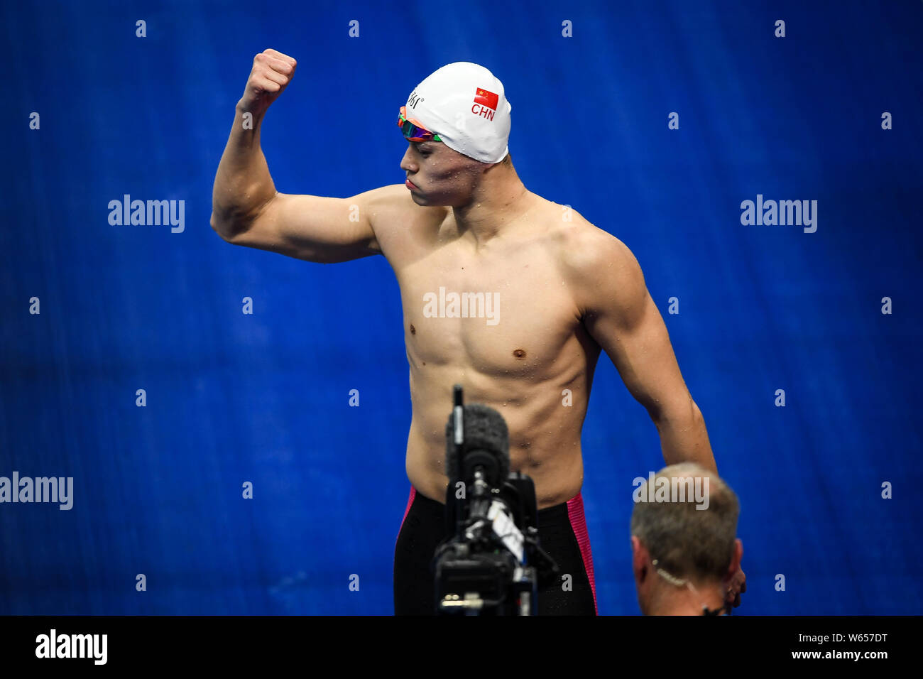 Sun Yang of China celebrates after winning the men's 400m freestyle ...