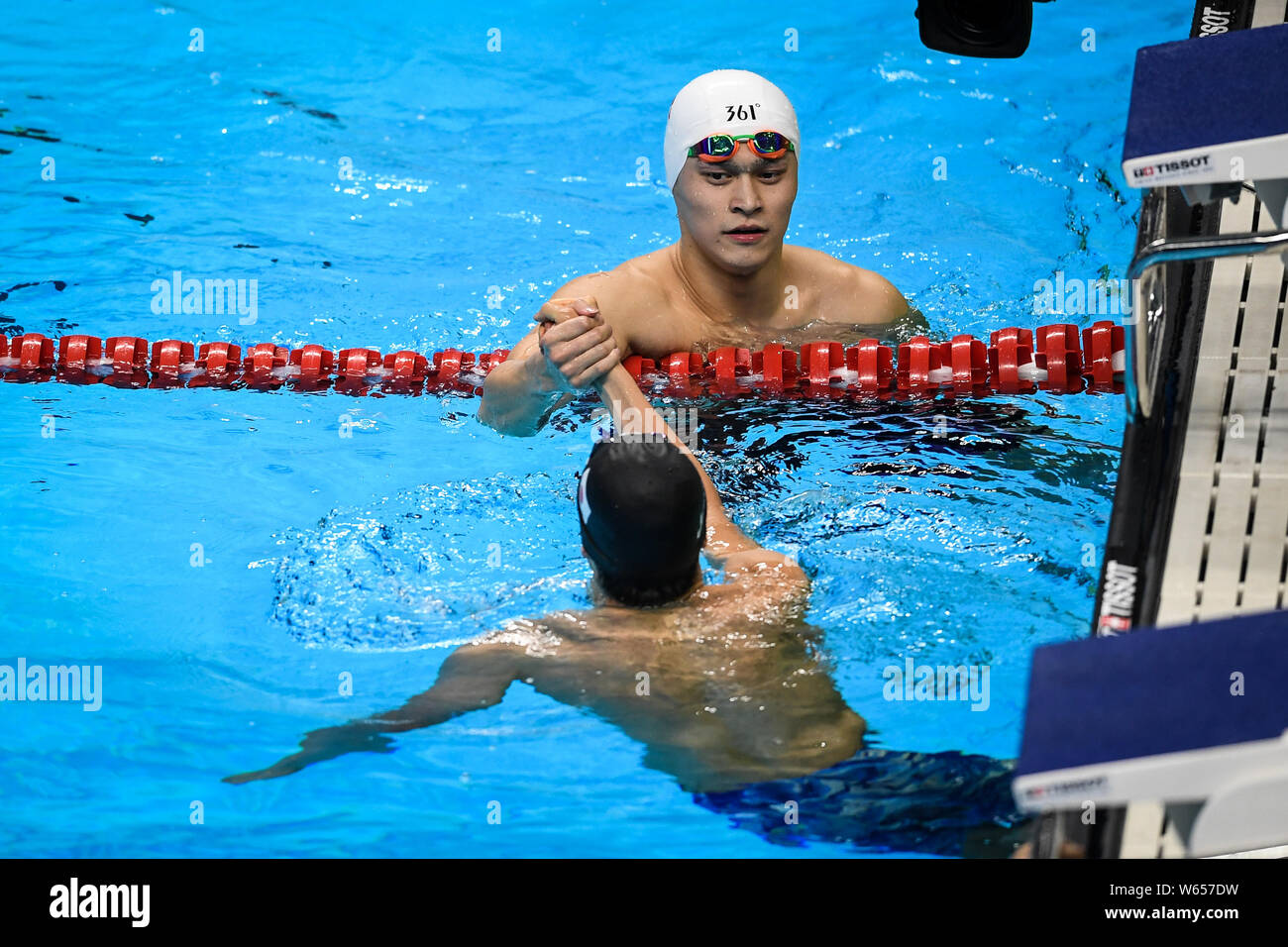 Sun Yang of China celebrates after winning the men's 400m freestyle ...
