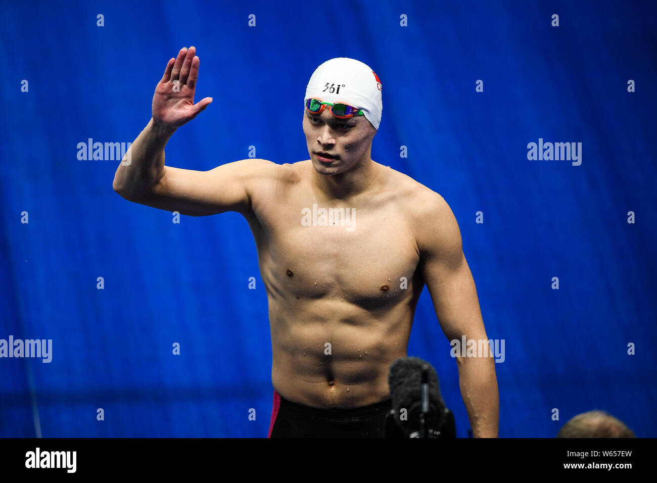 Sun Yang of China celebrates after winning the men's 400m freestyle ...