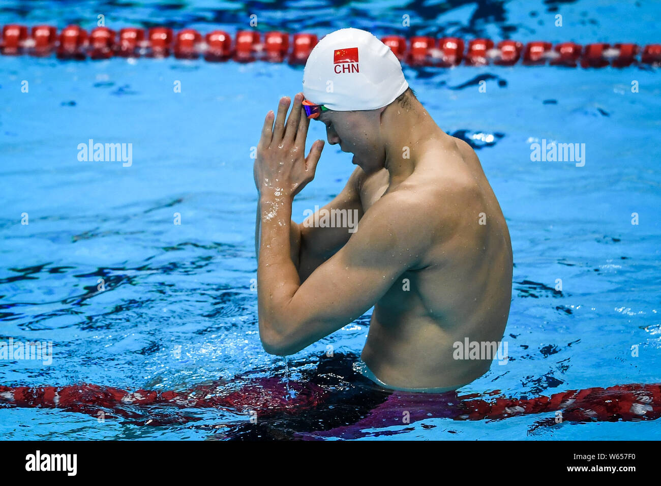 Sun Yang of China celebrates after winning the men's 400m freestyle ...