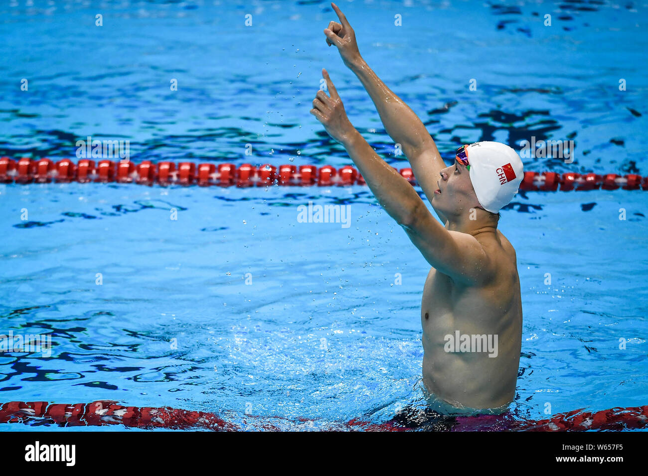 Sun Yang of China celebrates after winning the men's 400m freestyle ...