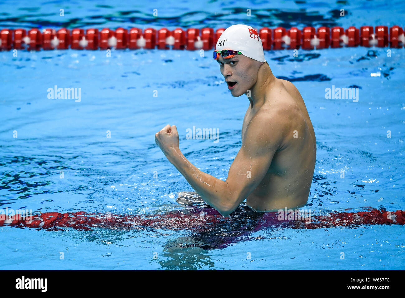 Sun Yang of China celebrates after winning the men's 400m freestyle ...