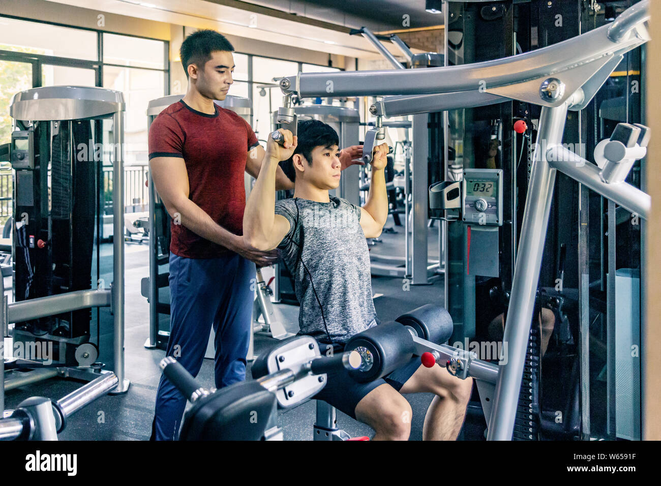 Young male on leg press machine hi-res stock photography and images - Alamy