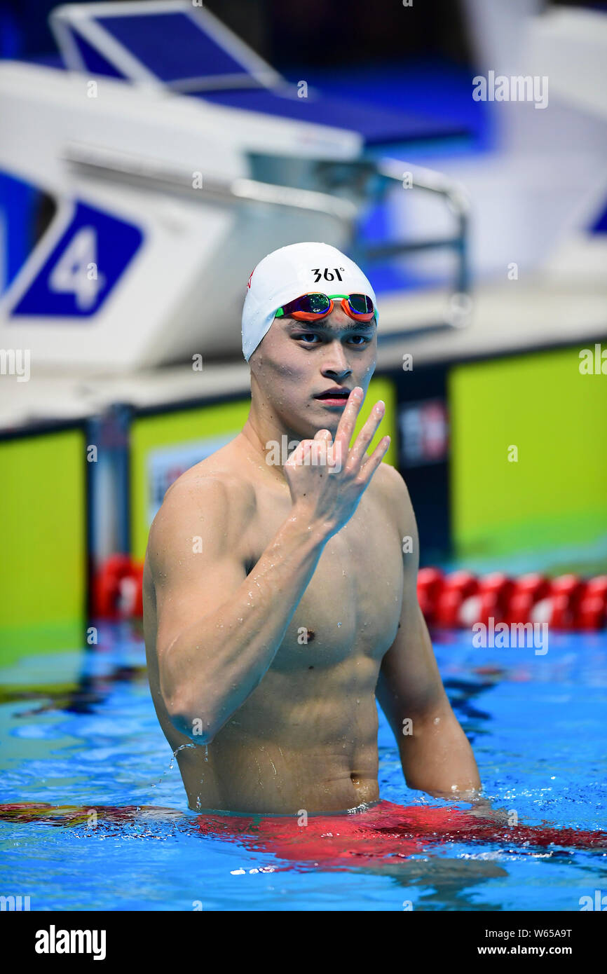 Sun Yang of China celebrates after winning the men's 1500m freestyle ...