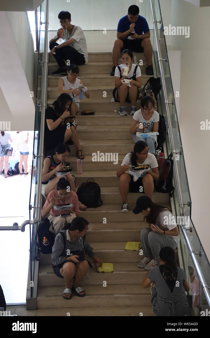 Chinese students take part in a tutorial lecture for the annual Chinese ...