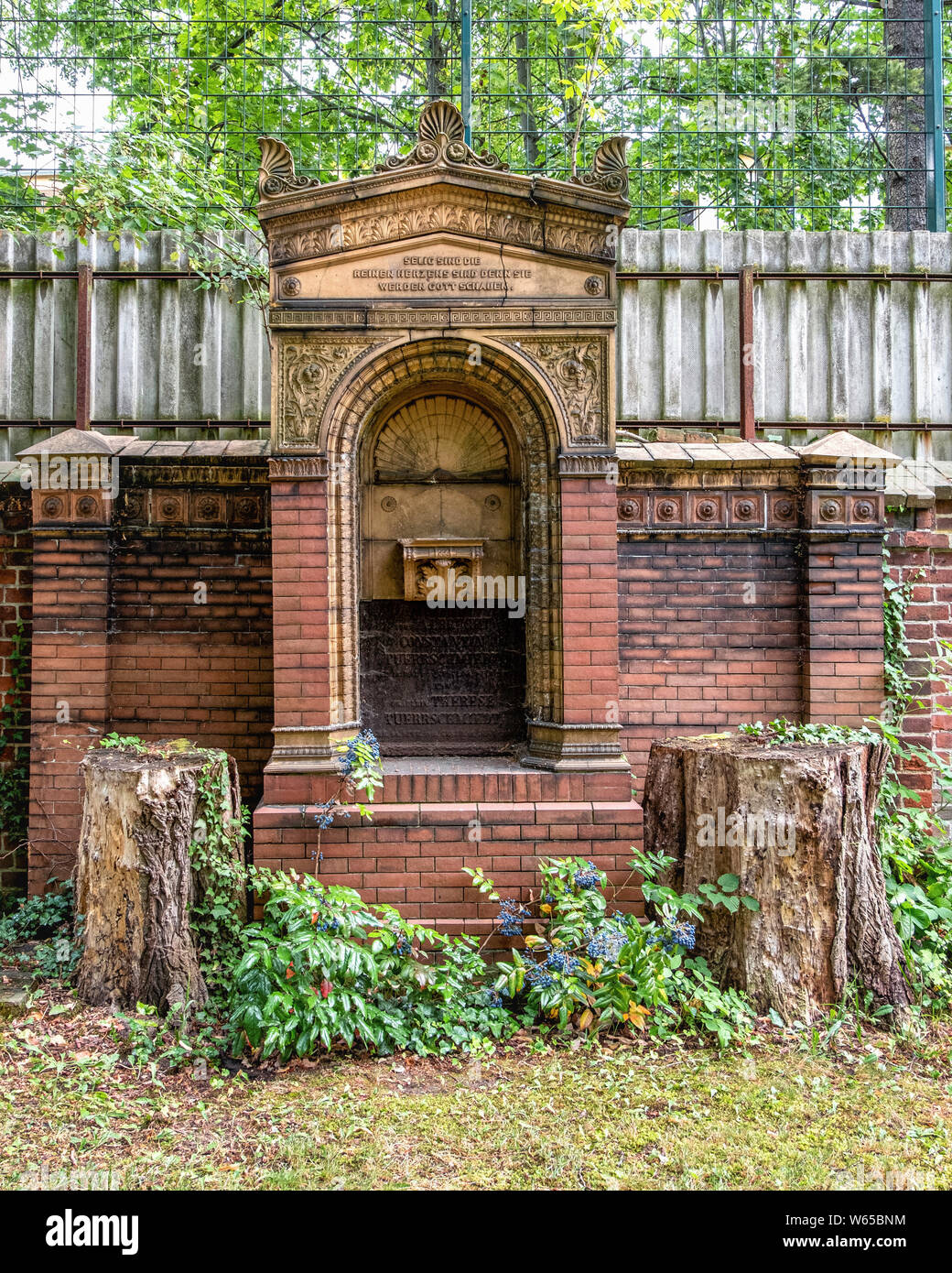 Cathedral cemetery hi-res stock photography and images - Alamy