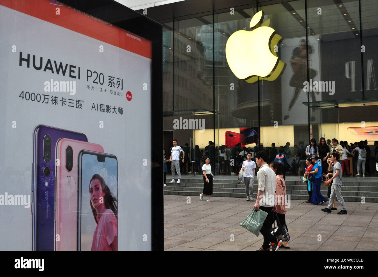 Huawei apple hi-res stock photography and images - Alamy