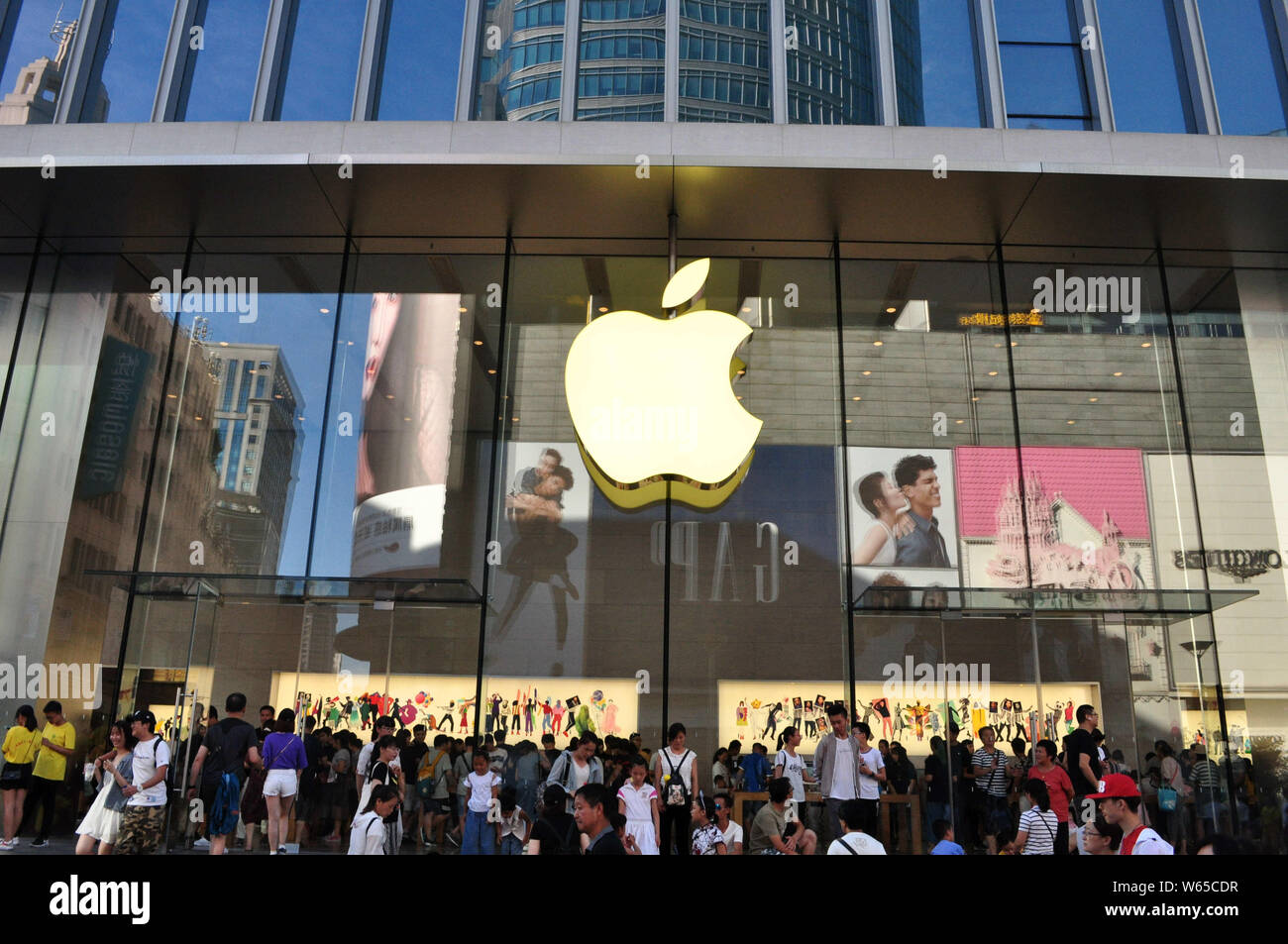 --FILE--Pedestrians crowd in front of the Apple store on the Nanjing ...