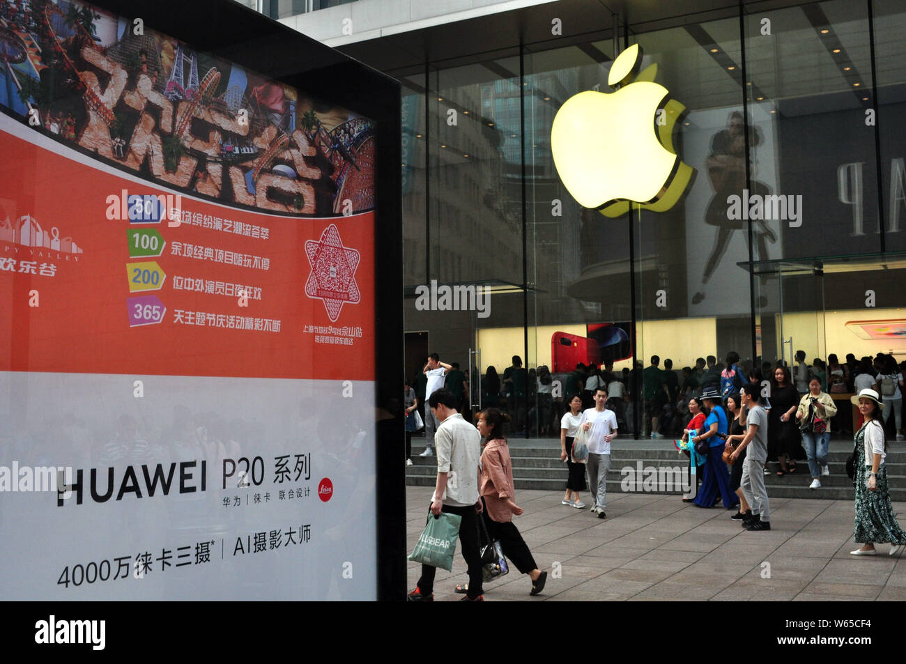Huawei apple hi-res stock photography and images - Alamy
