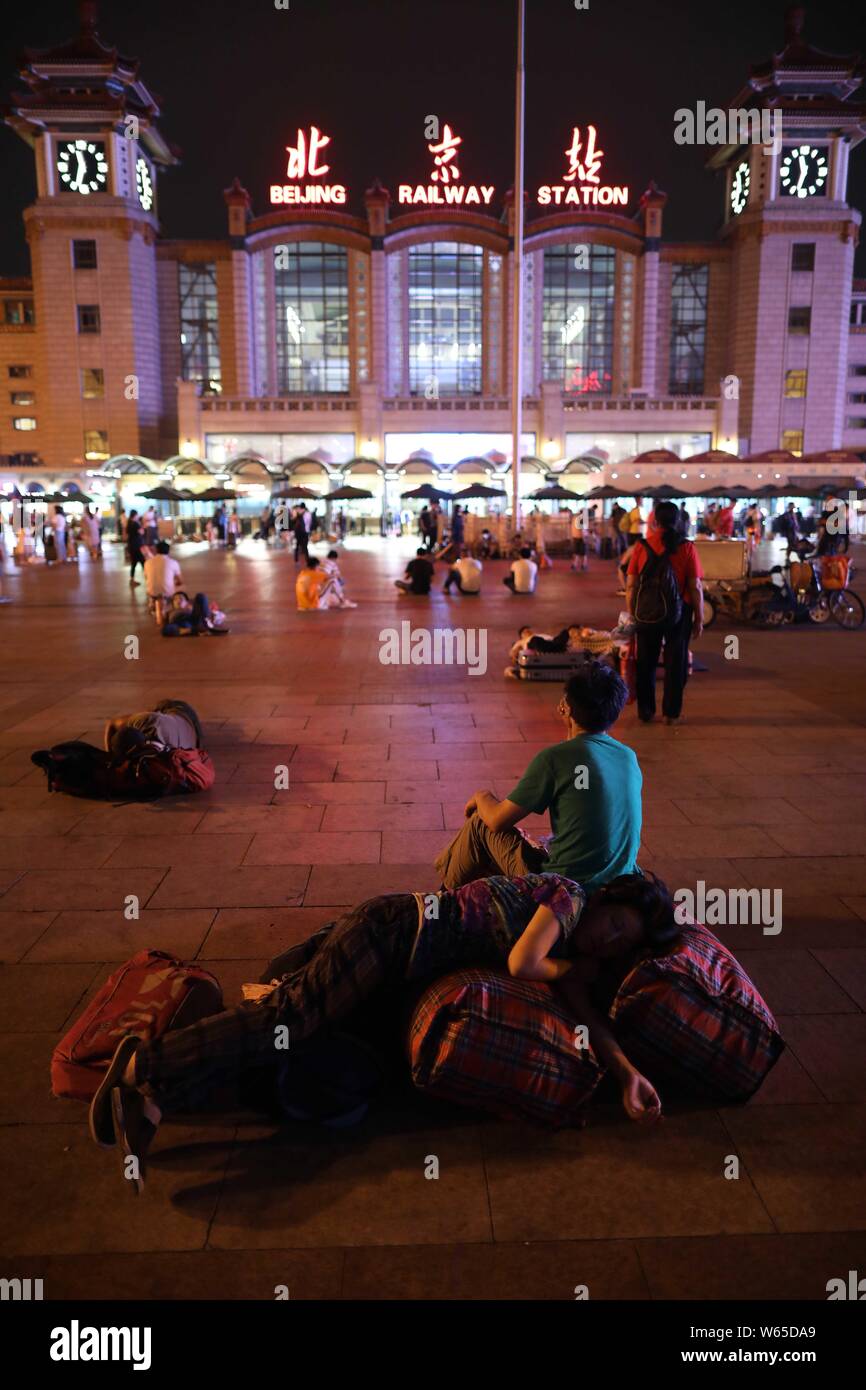 China sleep train migrant hi-res stock photography and images - Alamy