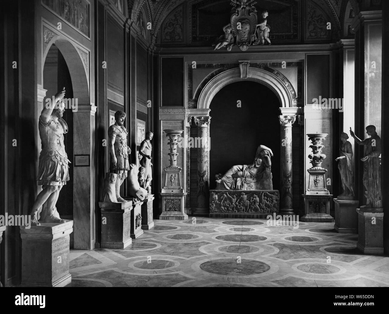Hall of Statues, Vatican Museums 1959 Stock Photo - Alamy