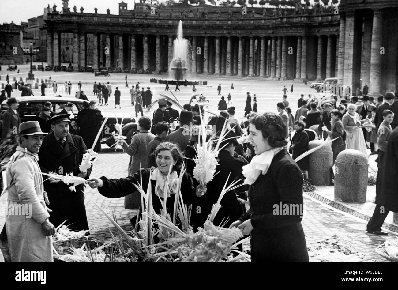 Palm Sunday in Piazza San Pietro, Rome 1930 Stock Photo - Alamy