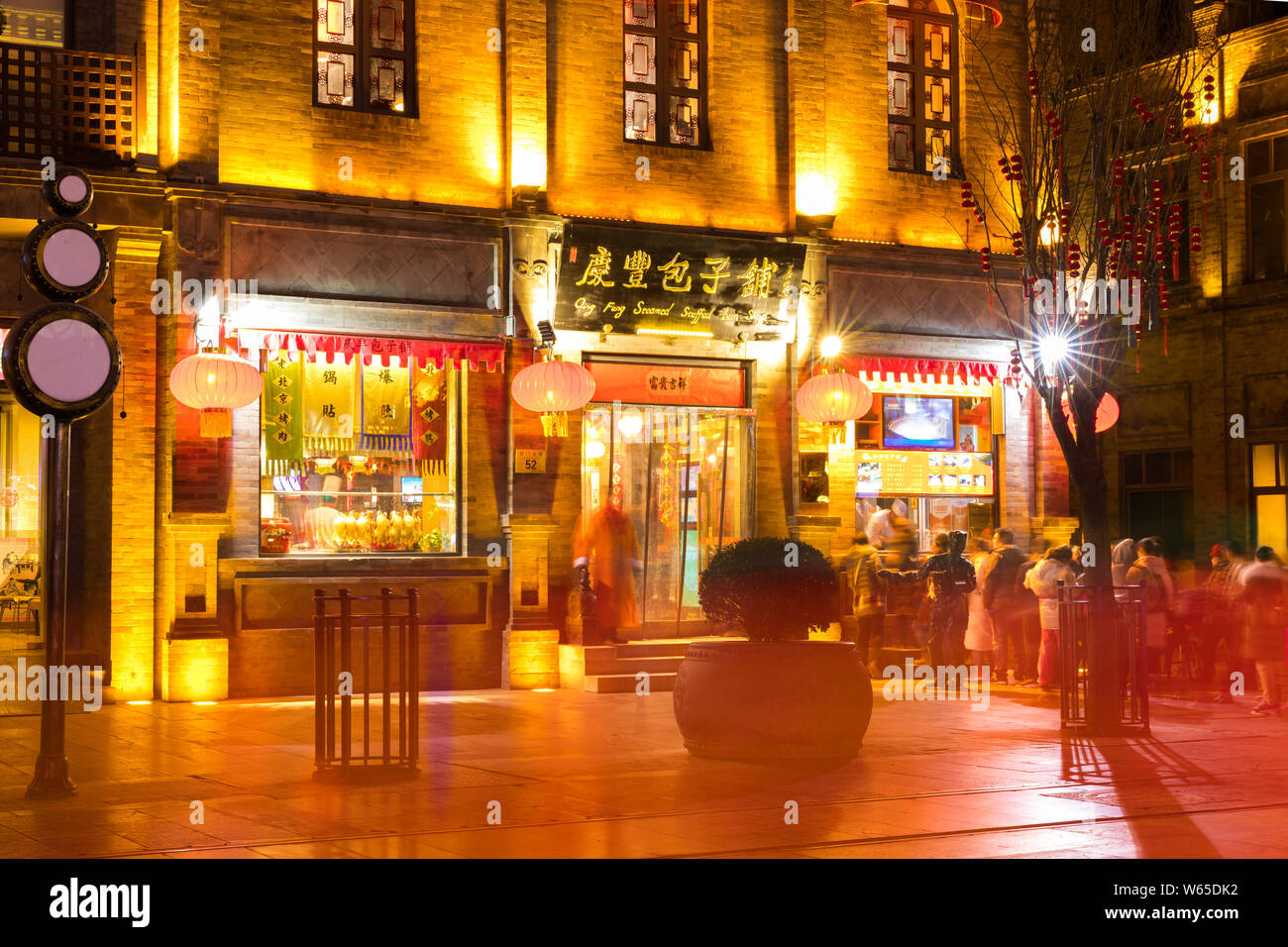 --FILE--Chinese customers queue up to buy steamed dumplings at the Qing ...