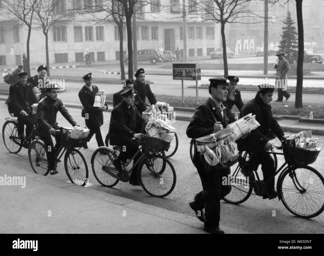 Postmen uniform hi-res stock photography and images - Alamy