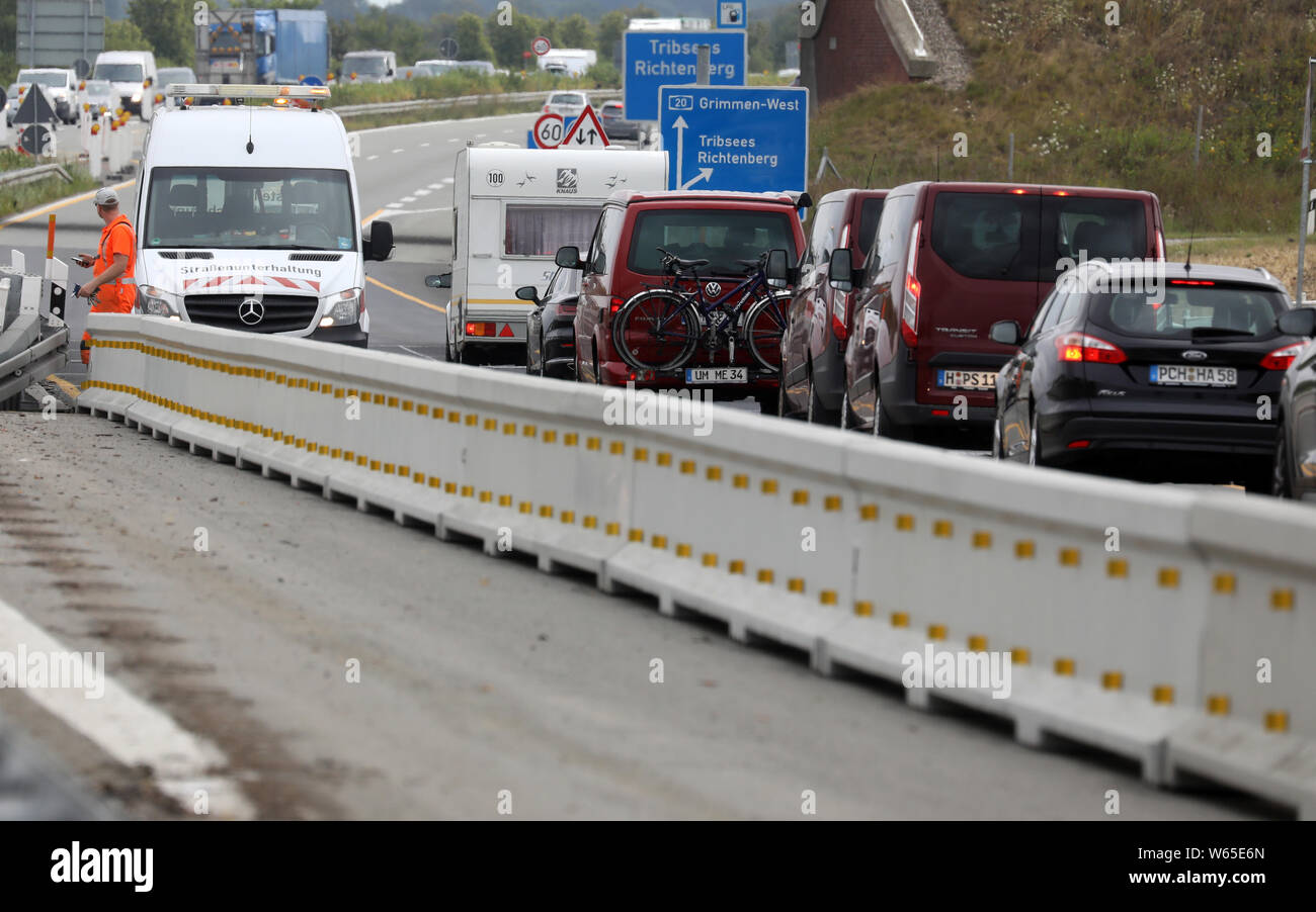 Tribsees, Germany. 31st July, 2019. At the makeshift bridge of the sunk ...