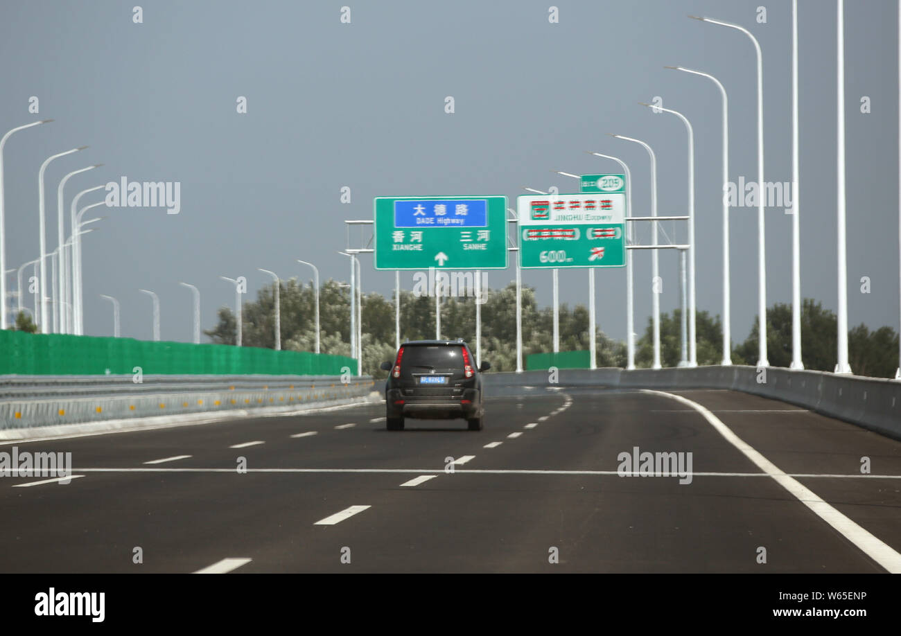 Cars run on the Tongzhou-Daxing Section of the Capital Region Ring ...
