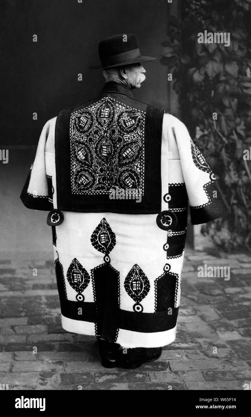 Hungarian people traditional clothes hi-res stock photography and ...