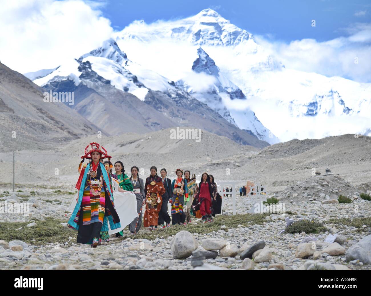 Dingri county hi-res stock photography and images - Alamy
