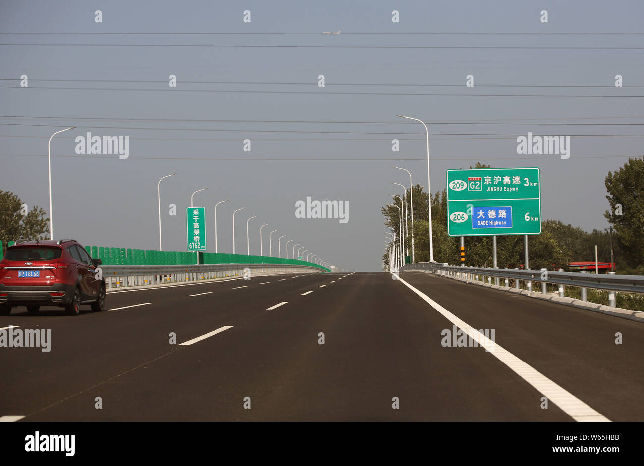 Cars run on the Tongzhou-Daxing Section of the Capital Region Ring ...