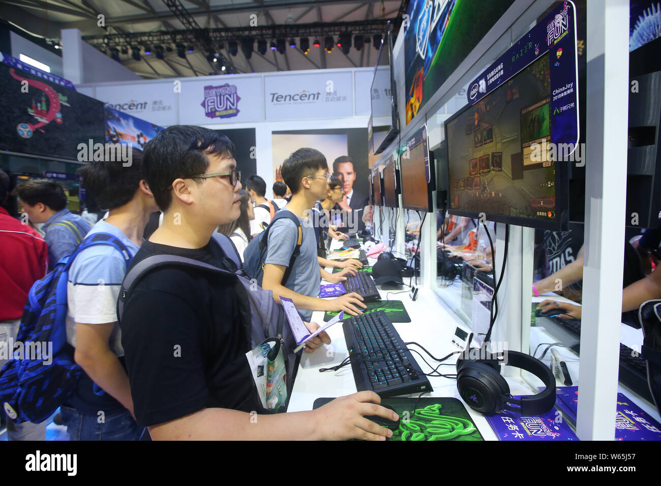 Visitors play online games during the 16th China Digital Entertainment ...