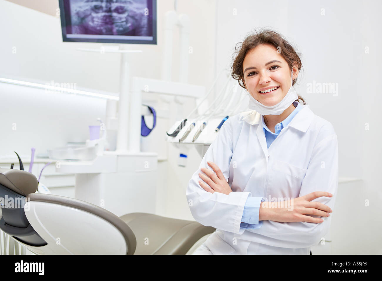 Female dentist and assistant hi-res stock photography and images - Alamy