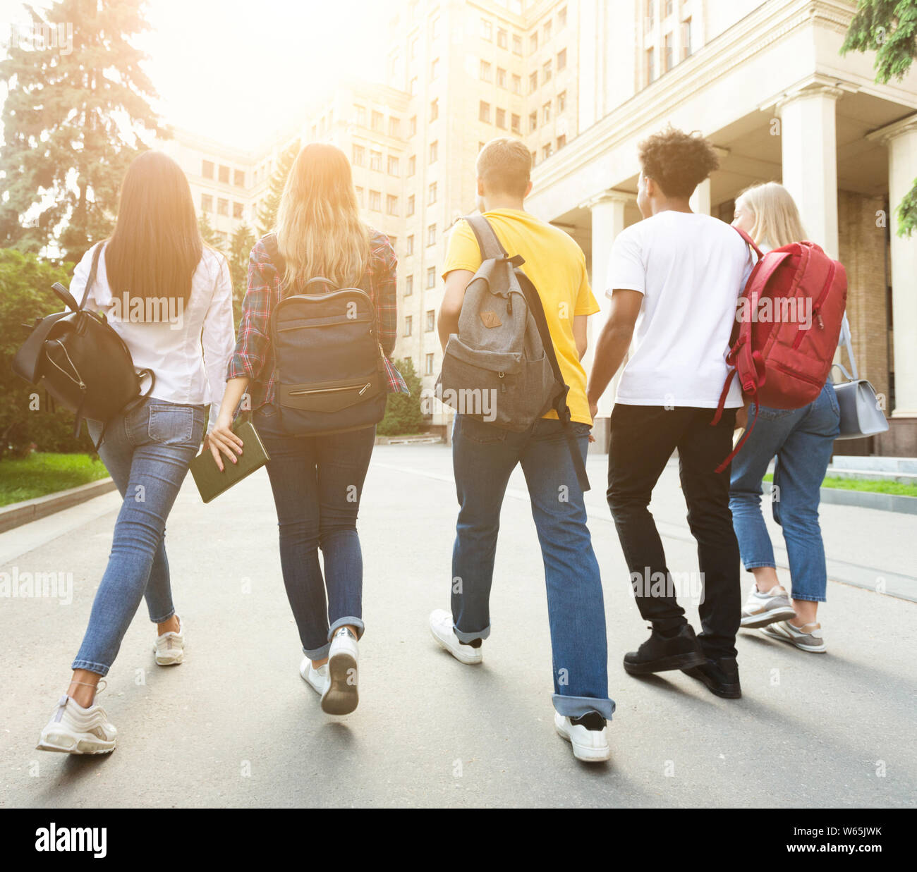 College students walking hi-res stock photography and images - Alamy