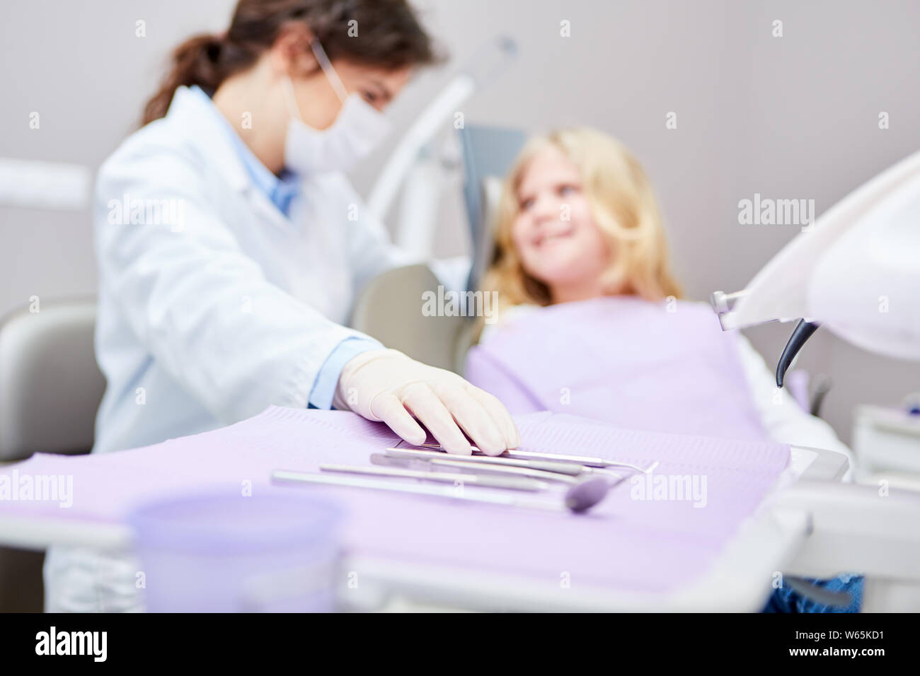 Doctor treating a child hi-res stock photography and images - Alamy