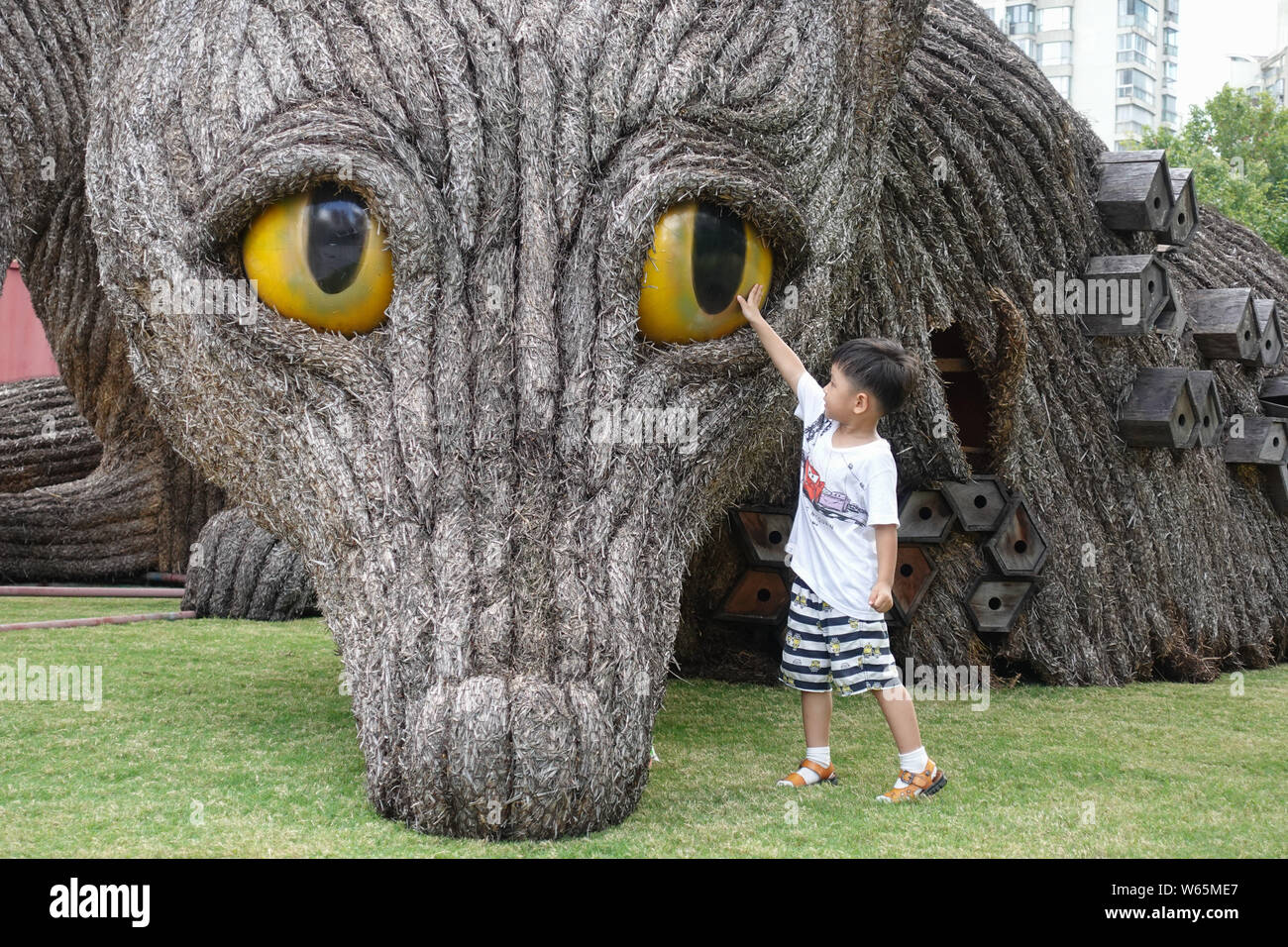 Straw sculpture hi-res stock photography and images - Alamy