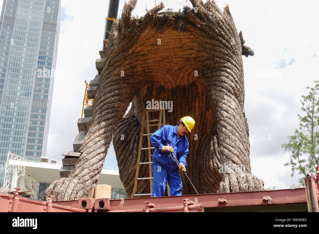 Straw sculpture hi-res stock photography and images - Alamy