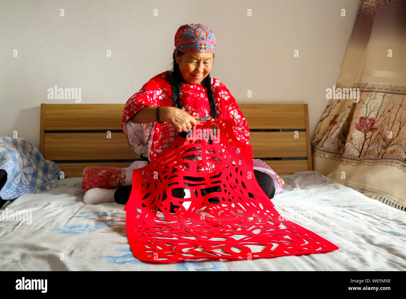 75-year-old Chinese elderly woman Zhang Guiying makes a cheongsam ...