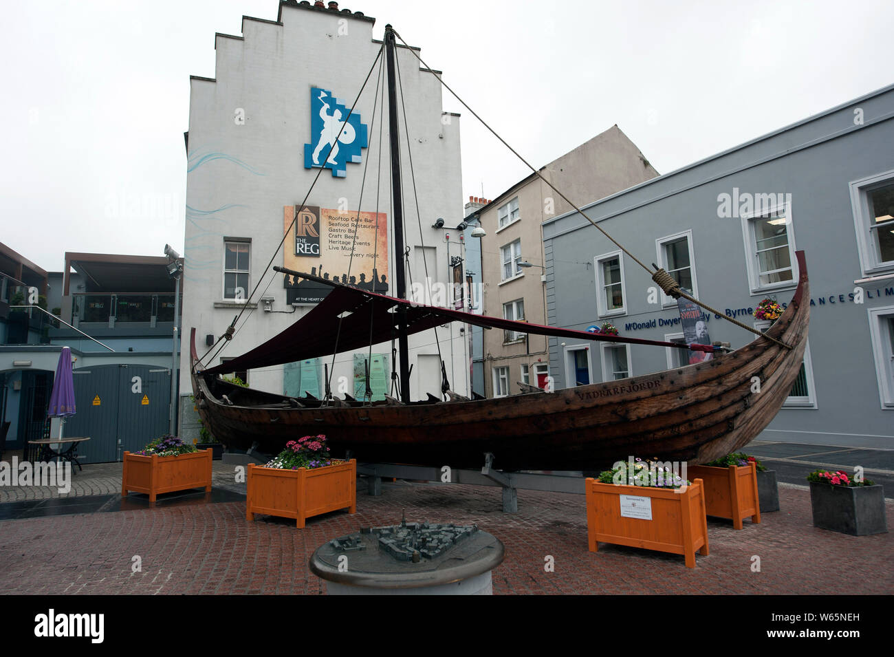 Viking longboat sea hi-res stock photography and images - Alamy