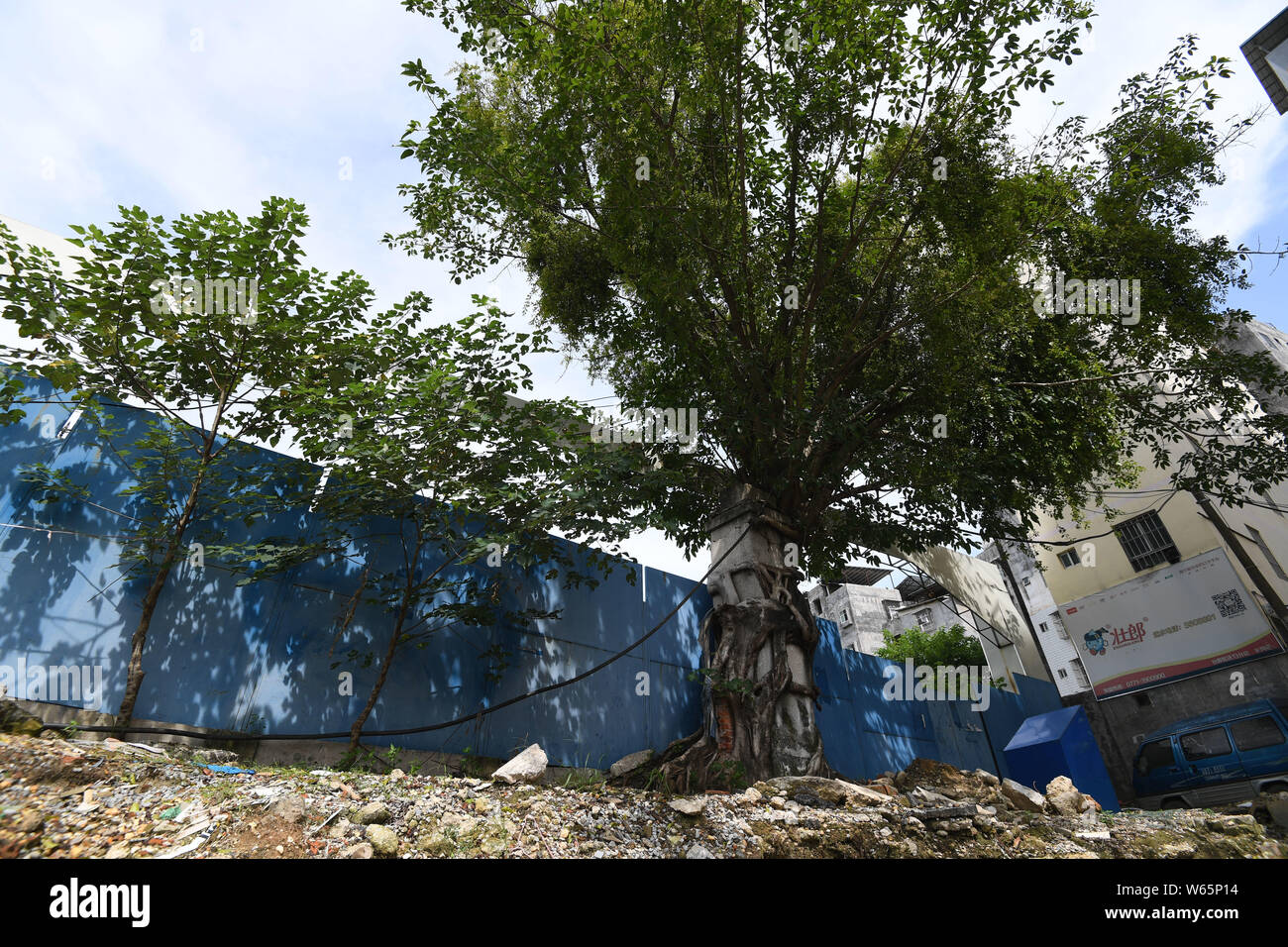 4 meter tall hi-res stock photography and images - Alamy