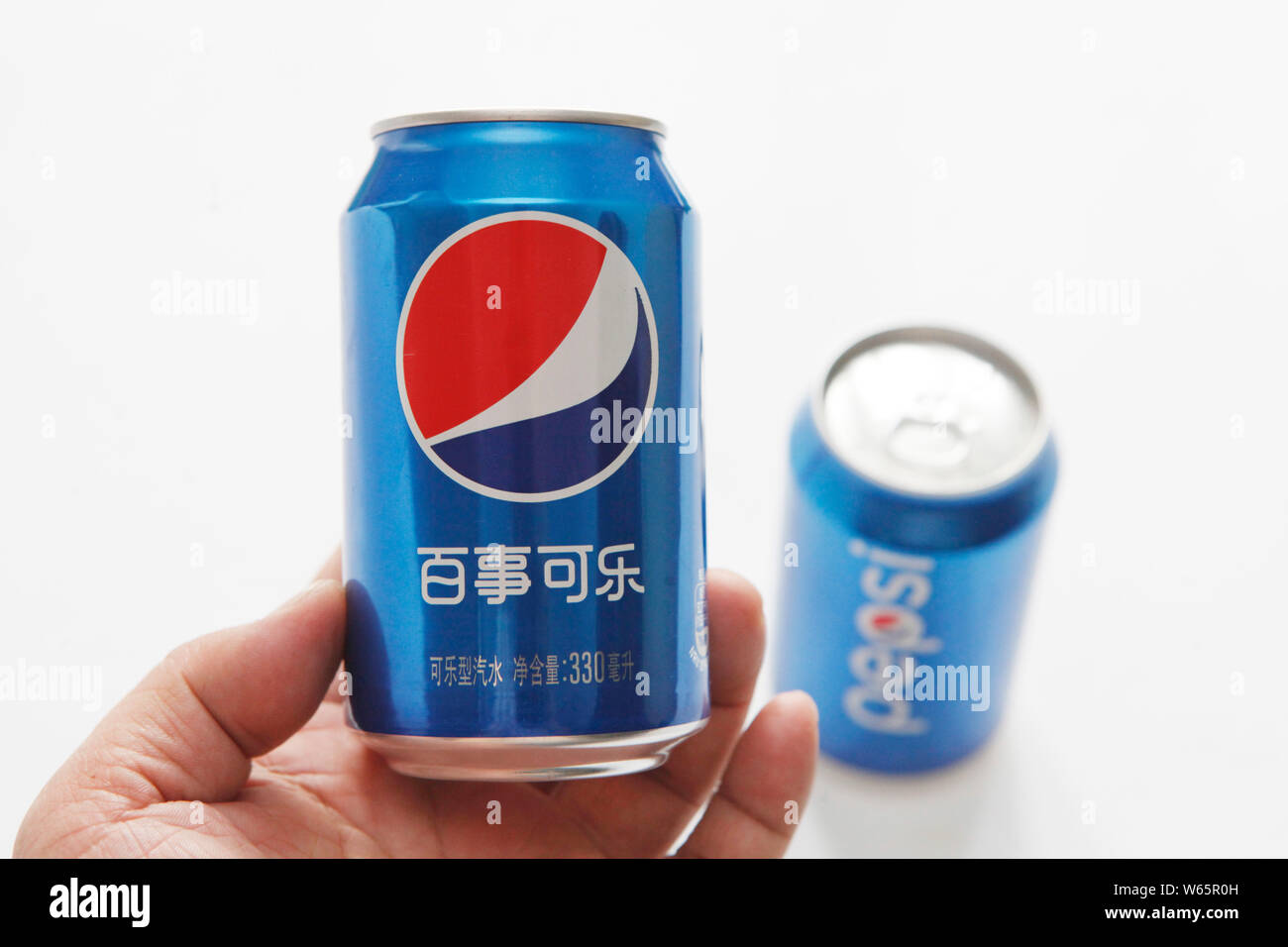 --FILE--A local resident shows a can of Pepsi Cola in Tianjin, China ...