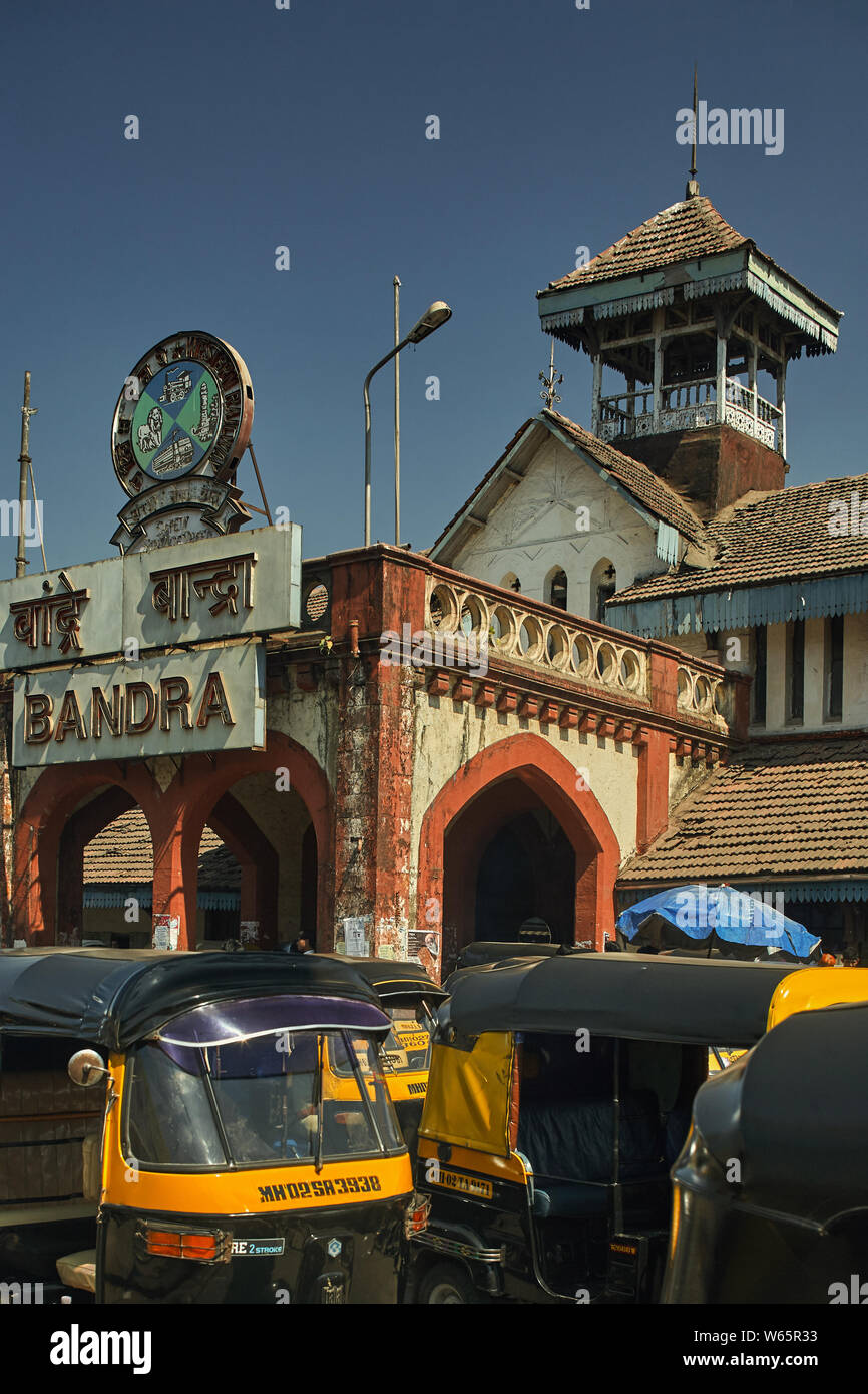 Bandra station hi-res stock photography and images - Alamy