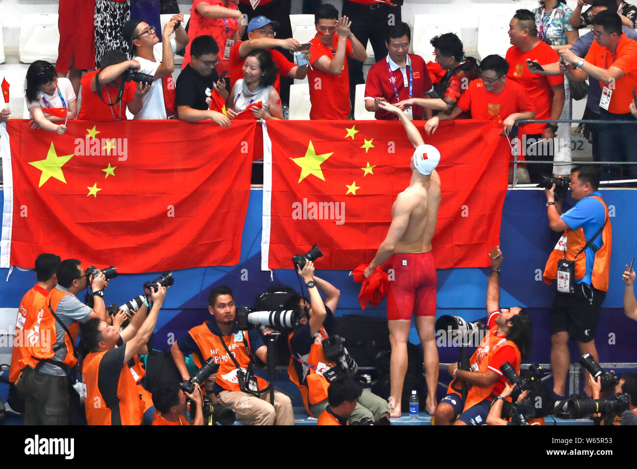 Sun Yang of China celebrates with his parents after winning the men's ...