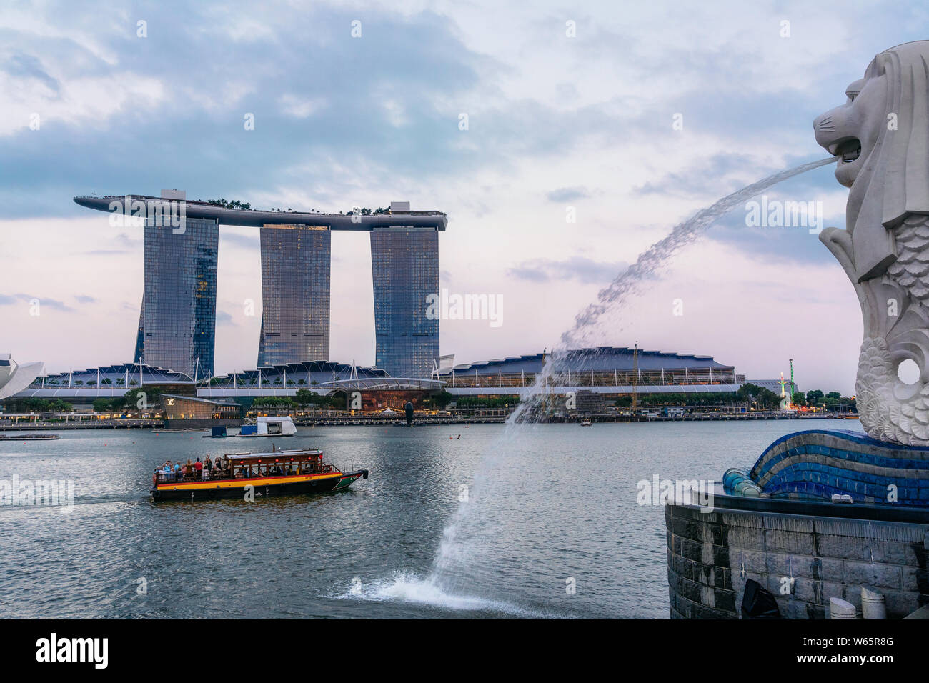 The lion city of singapore and the singapore river hi-res stock ...