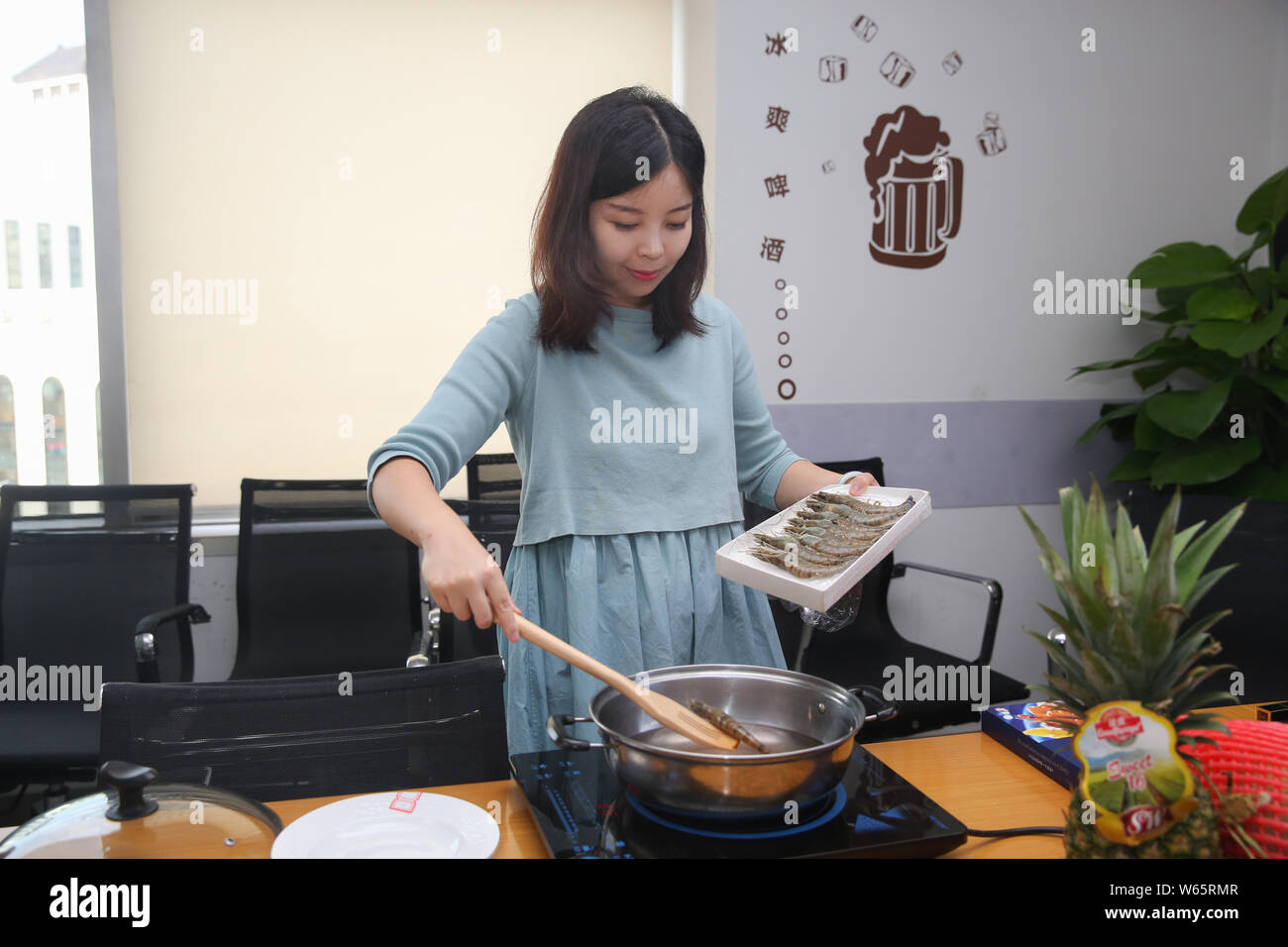 Chinese food taster Zhou Xu cooks prawns from Madagascar to taste at ...