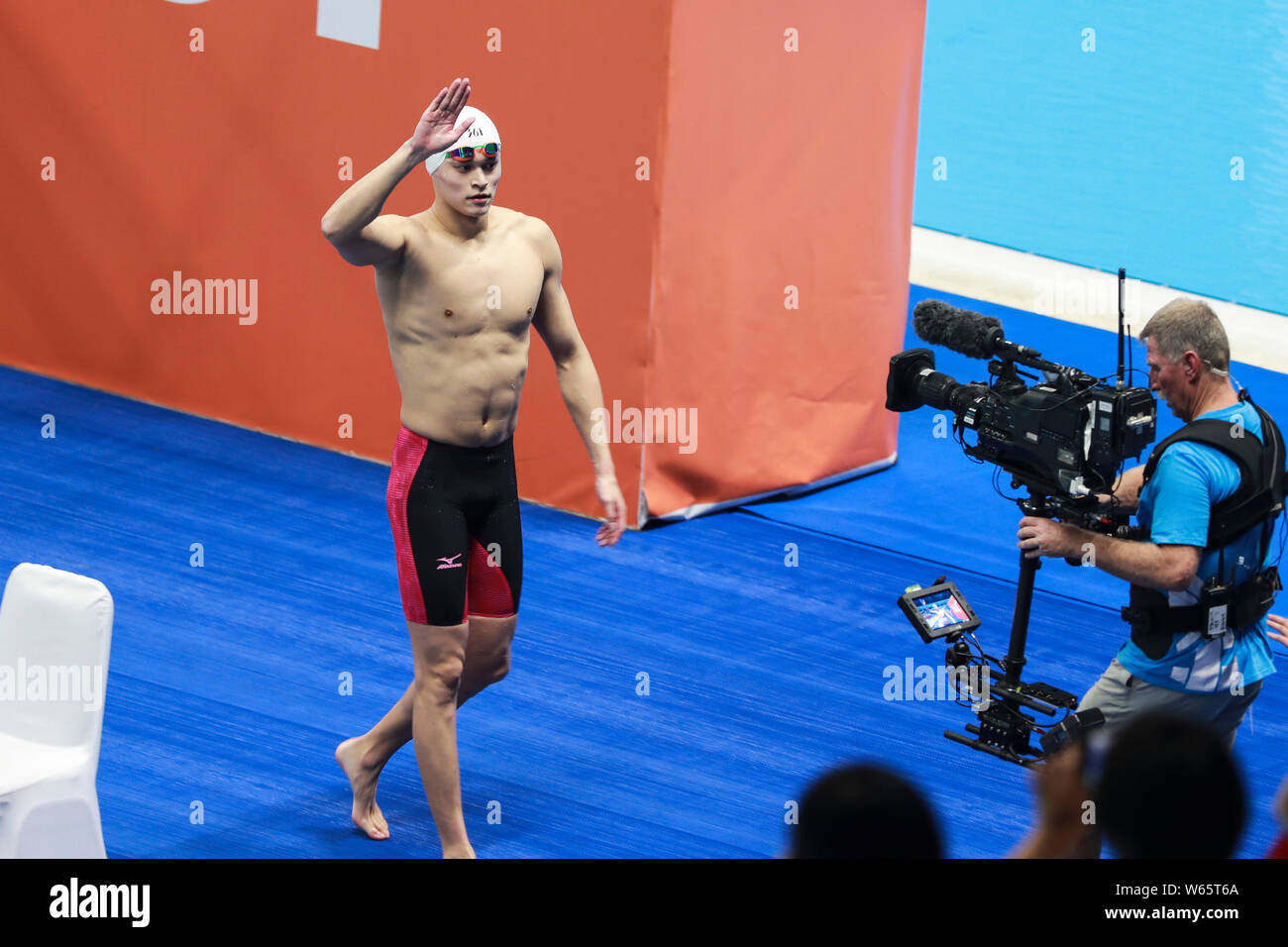 Sun Yang of China celebrates after winning the men's 400m freestyle ...