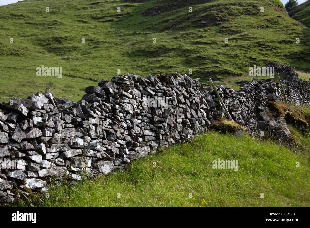 Traditional dry stone wall in the Peak District, England Stock Photo ...