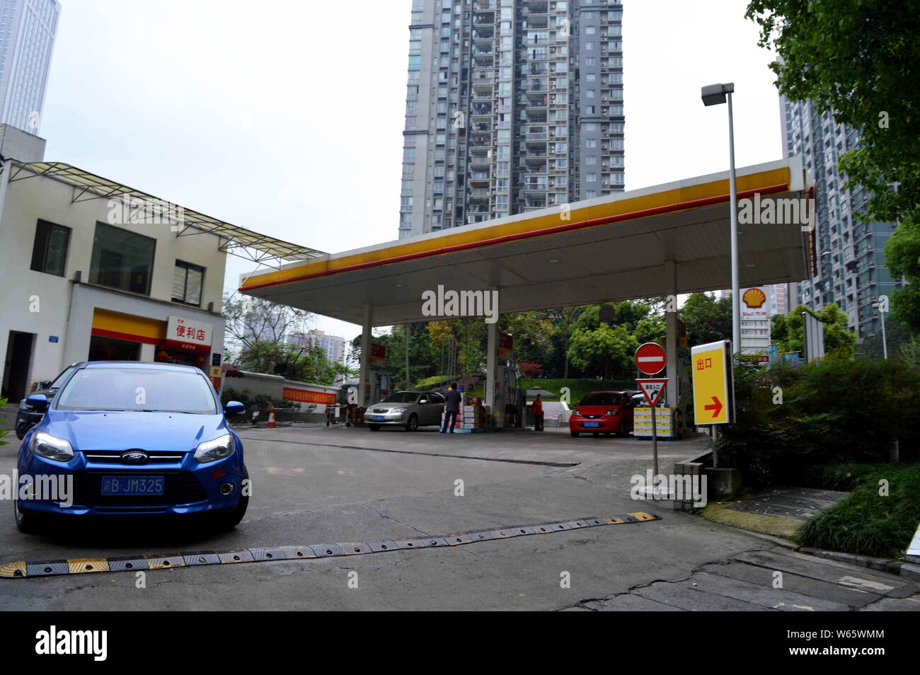 Royal Dutch Shell Filling Car
