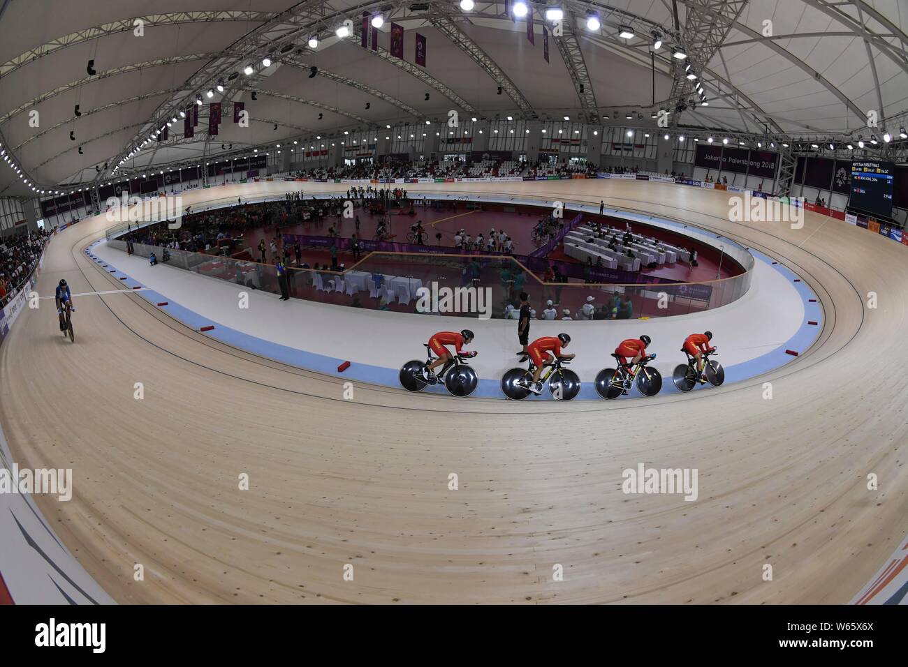 Players of the Chinese men's track cycling team compete in the men's ...