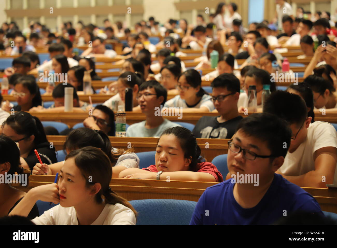 Examination hall students hi-res stock photography and images - Alamy