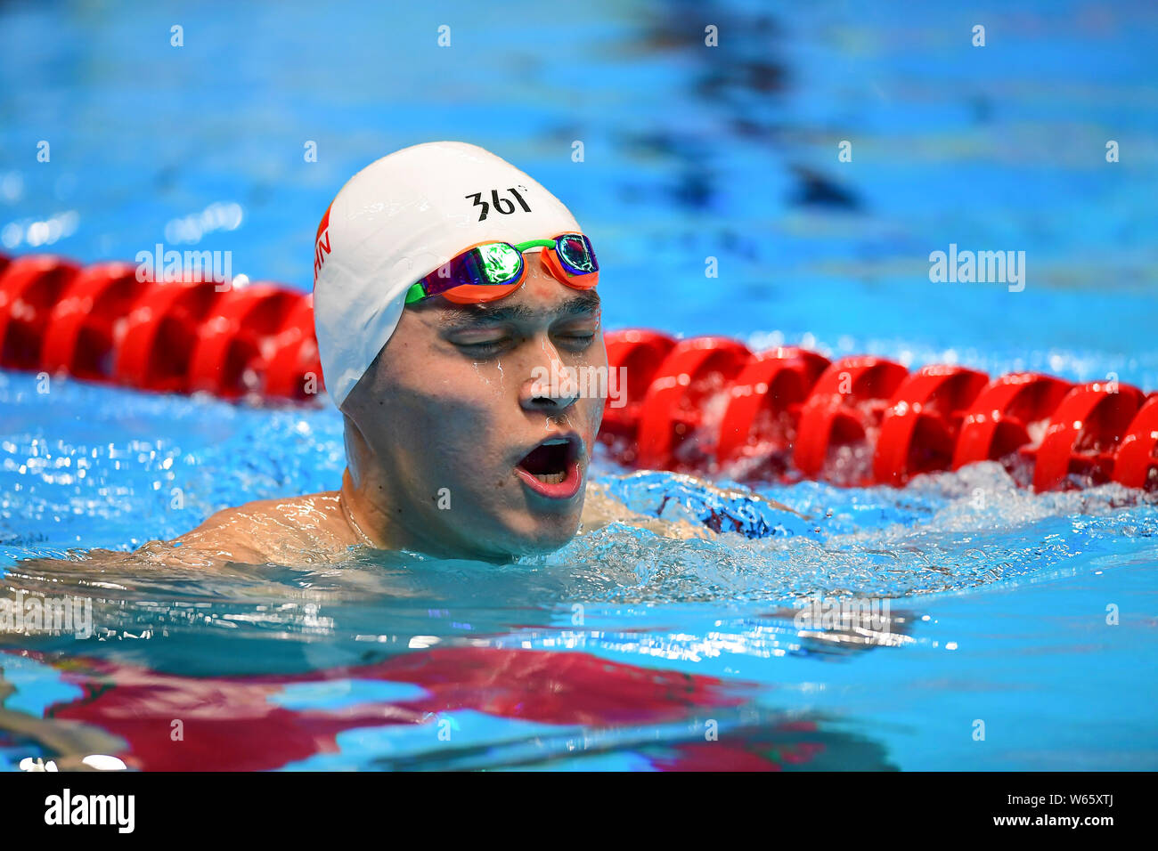 Sun Yang of China celebrates after winning the men's 1500m freestyle ...