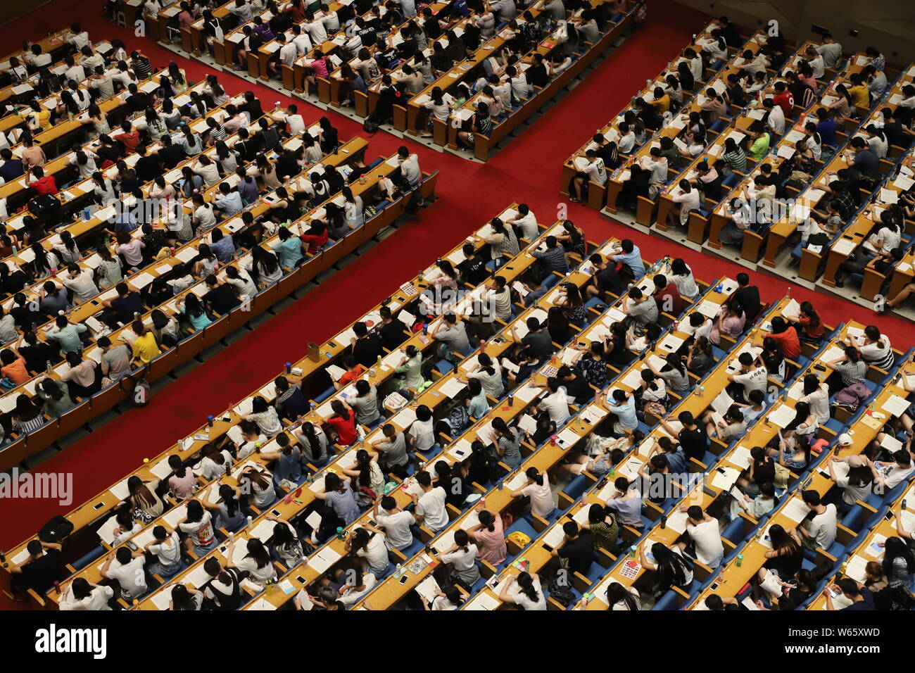 Examination hall students hi-res stock photography and images - Alamy