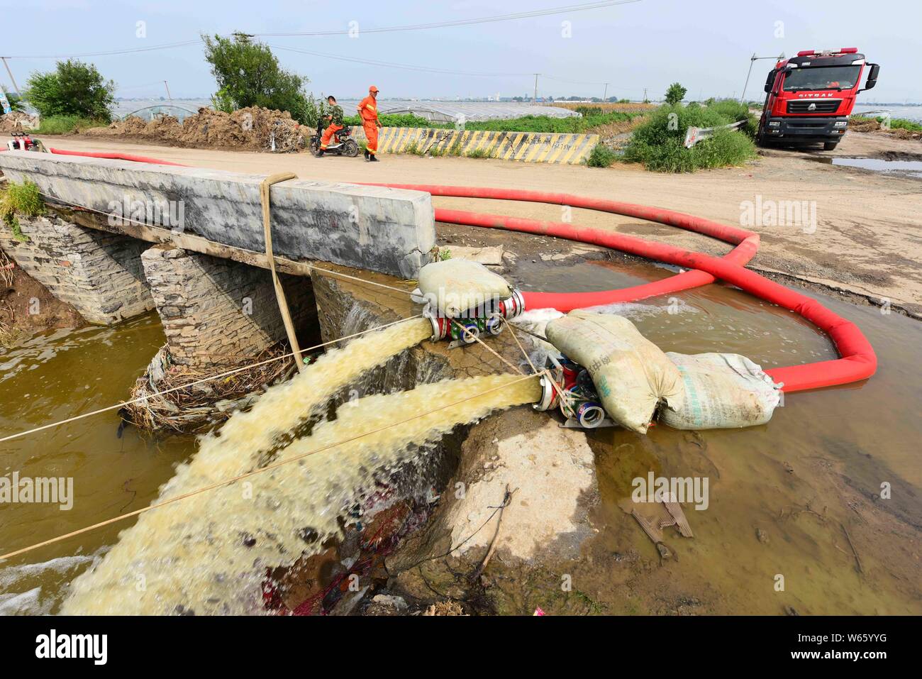 Firefighters pump water hi-res stock photography and images - Alamy