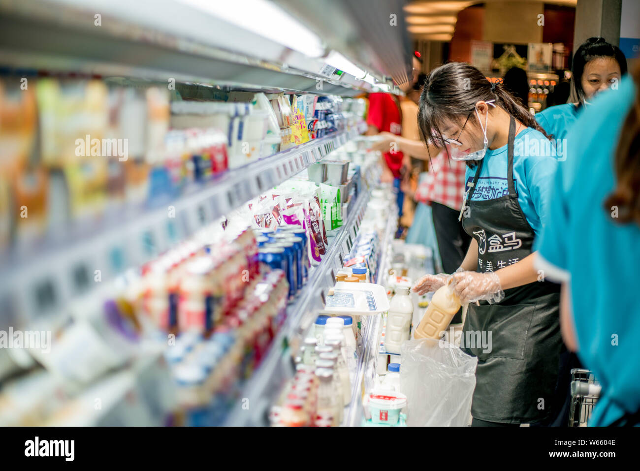 --FILE--Chinese employees work at a store of O2O fresh produce retailer ...