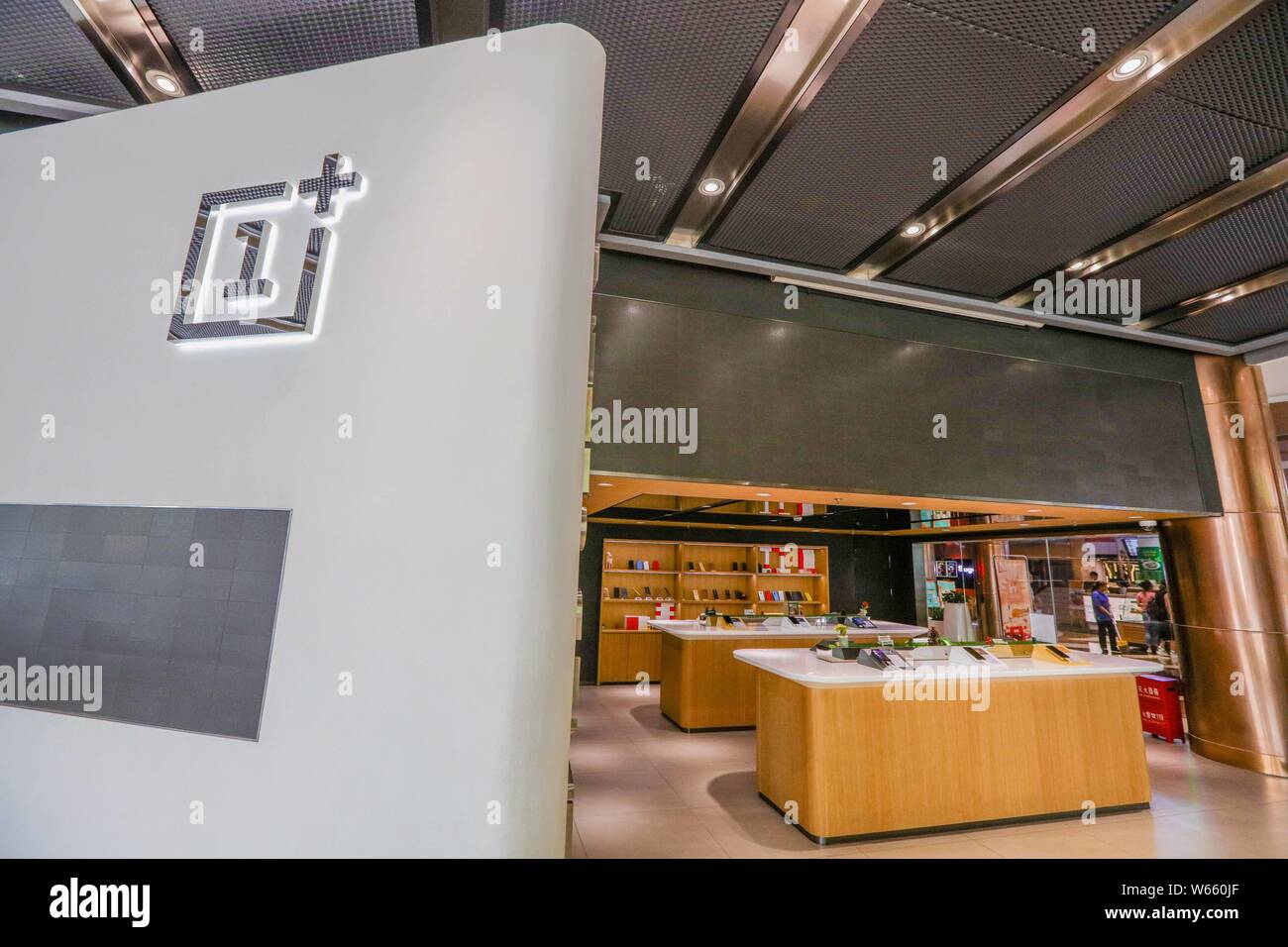 Samsung store interior hi-res stock photography and images - Alamy