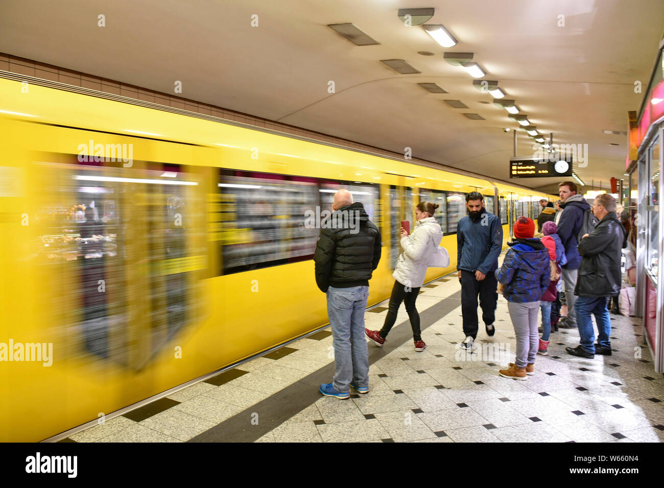 U9, Bahnhof Zoologischer Garten, Charlottenburg, Berlin, Deutschland ...