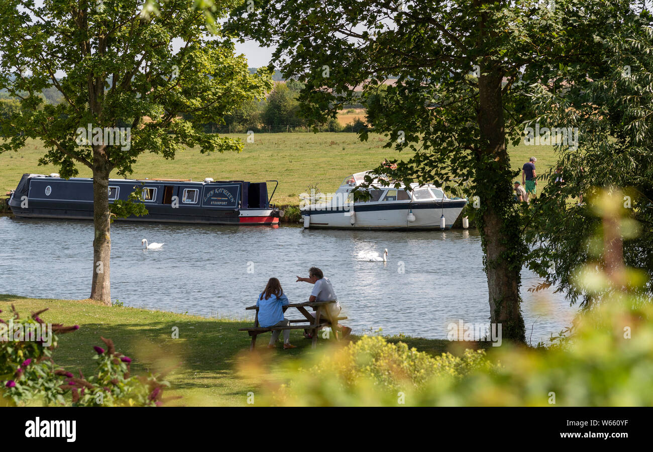 Thames water table hi-res stock photography and images - Alamy