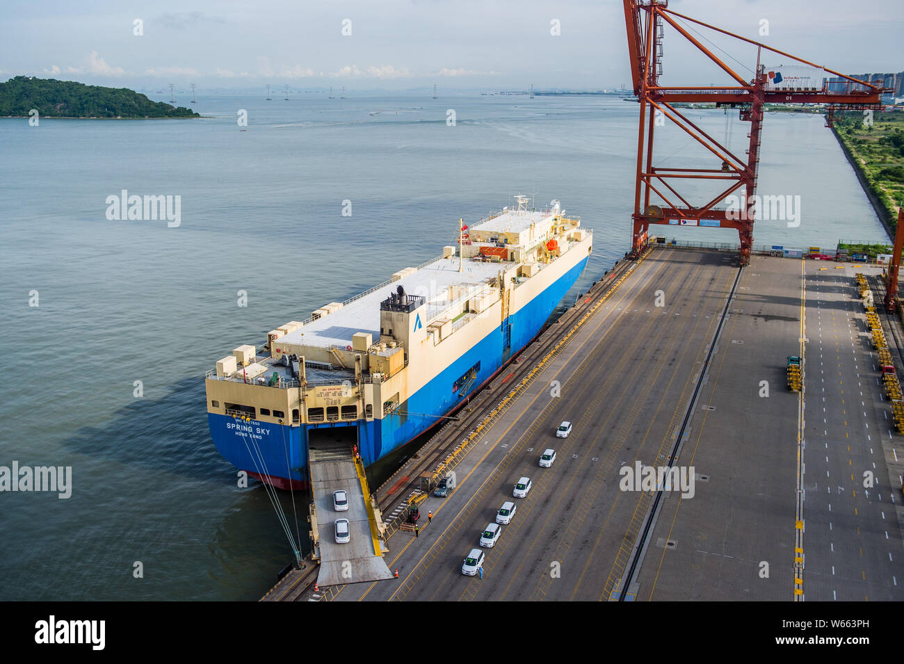 BYD pure electric e6 cars to be exported to Thailand drive into a cargo ...